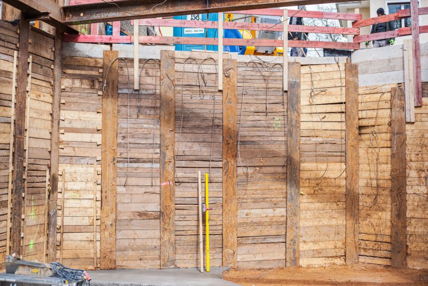 Frankfurt: Trägerbohlwände mit Stahlversteifung | Scherotzki Tiefbau